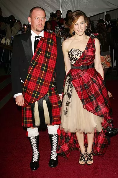 Alexander McQueen dan Sarah Jessica Parker