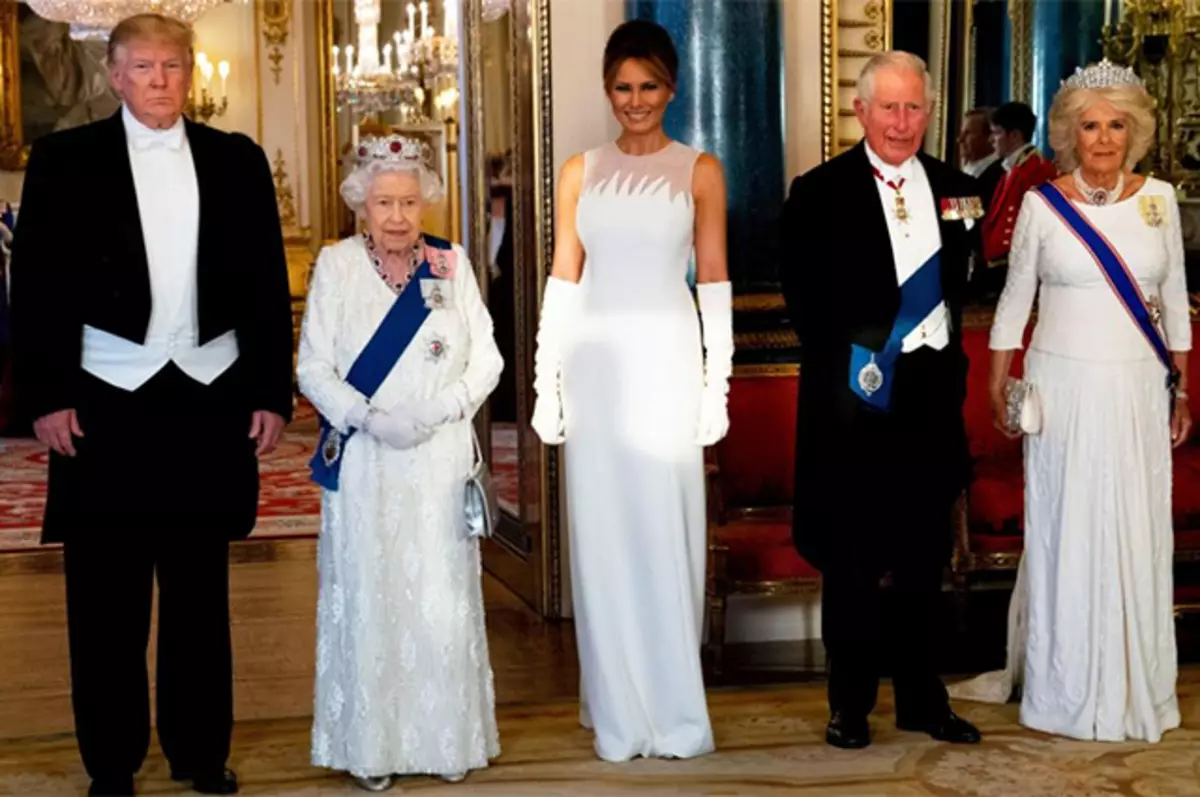 Donald Trump, Queen Elizabeth II, Melania Trump, Prince Charles ma Camilla Parker Bowls