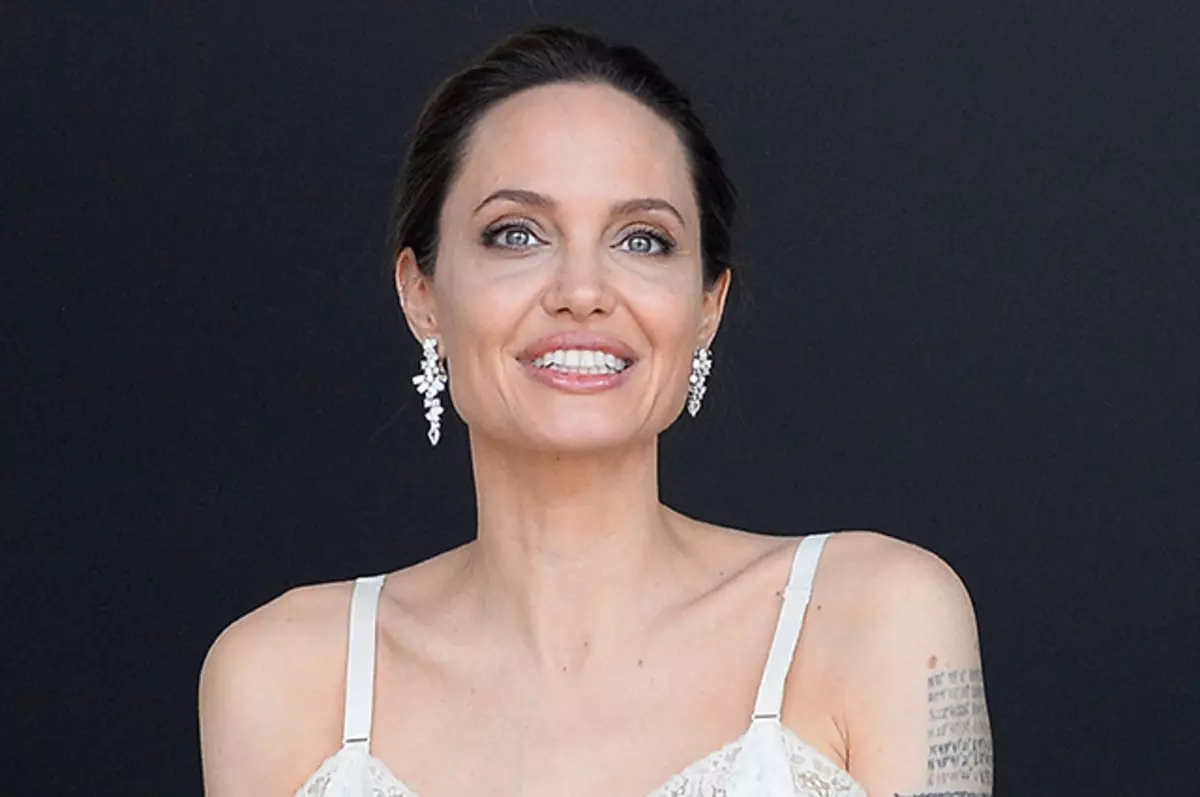 เซสชันภาพถ่ายและการเดินเล่นกับเจ้าพ่อ: Angelina Jolie ใช้เวลาในปารีส