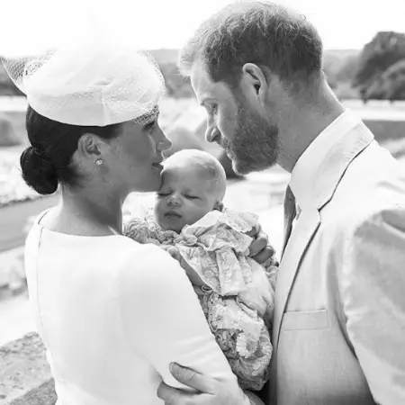 Megan Markle da Yarima Harry sun raba hotuna na farko daga christening na danta Arbie 61329_3