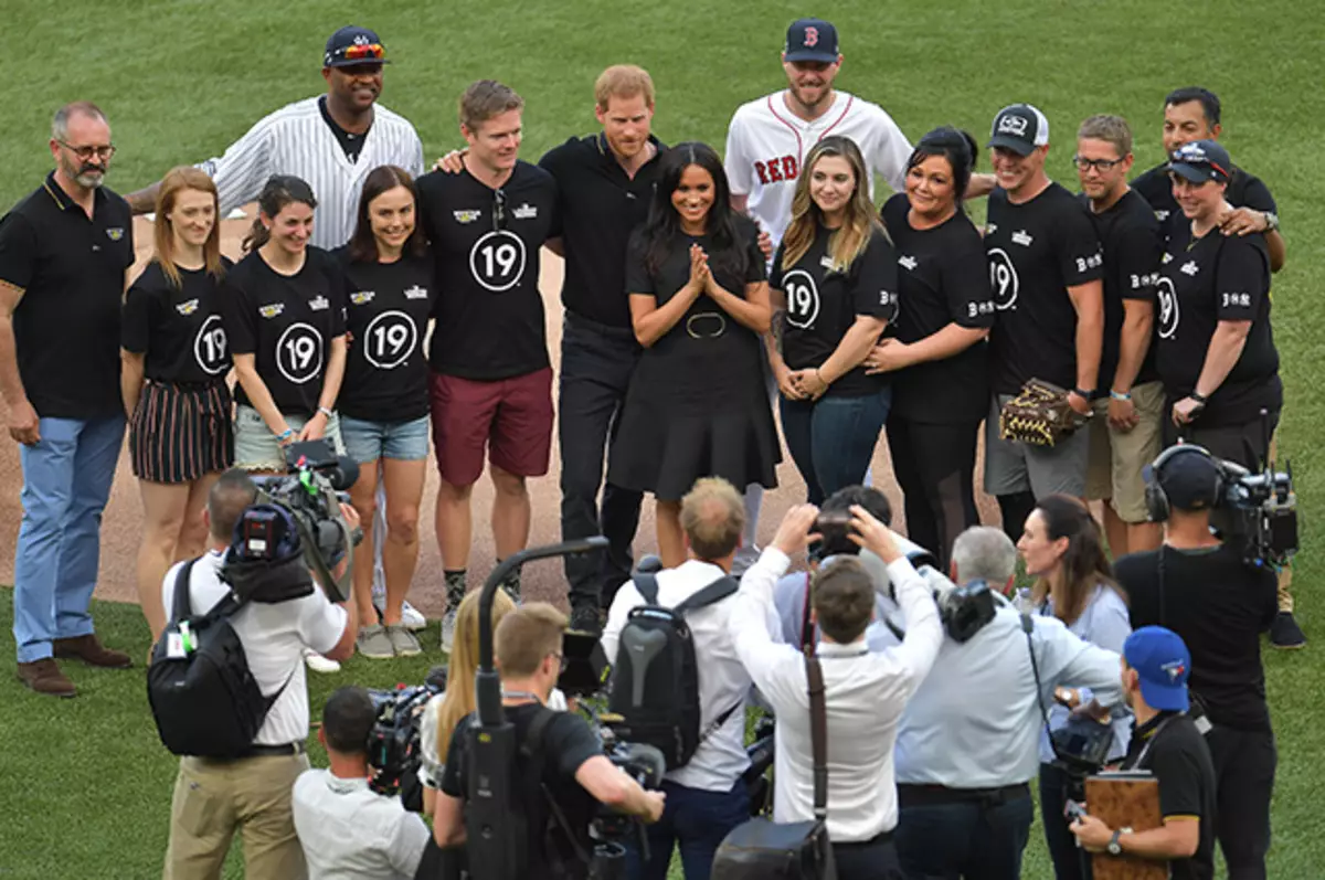 Nzira isingatarisirwi kunze: Megan chirimwa uye muchinda Harry akashanyira baseball mechi 62130_10