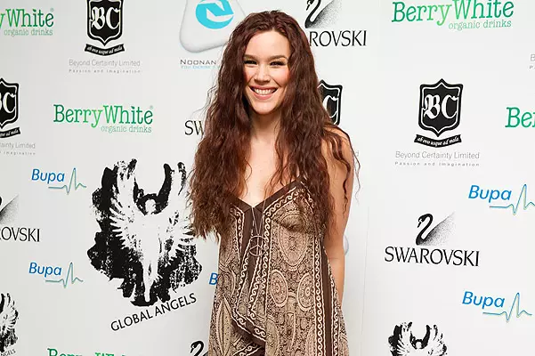 El cantante británico Joss Stone amenazó con el asesinato por una espada de Samurai: la corte descubre los detalles