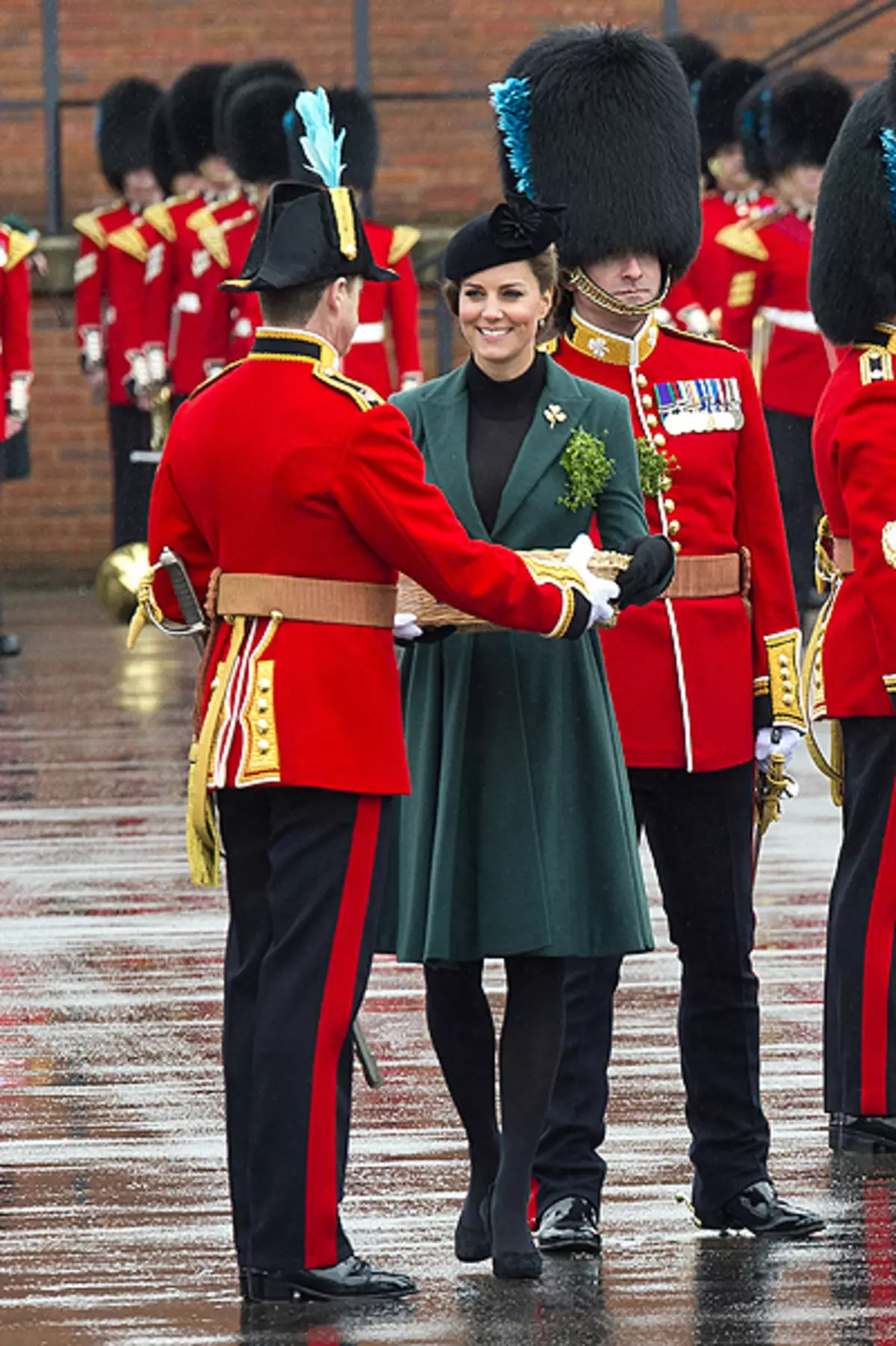 Umuganwa William na Duchess Cambridge kuri parade mu rwego rwo guha icyubahiro umunsi wa St. Patrick