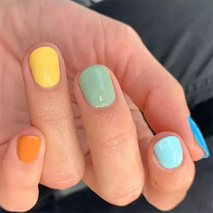 Smiley, mucche e libertà di creatività: 8 idee fantastiche per la manicure di primavera 630_12