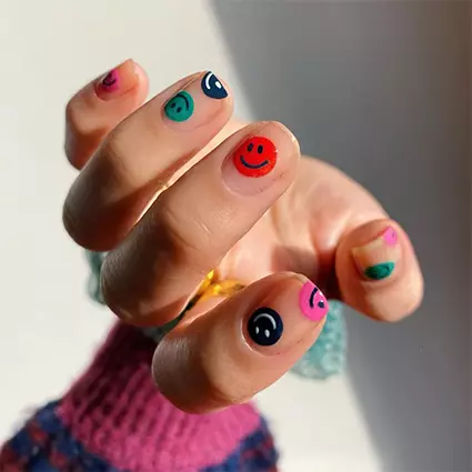 Manicure con emoticon