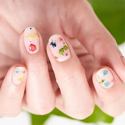 Smiley, mucche e libertà di creatività: 8 idee fantastiche per la manicure di primavera 630_23