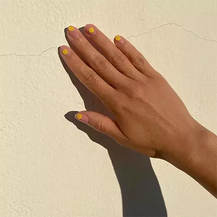 Smiley, mucche e libertà di creatività: 8 idee fantastiche per la manicure di primavera 630_3