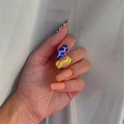 Smiley, mucche e libertà di creatività: 8 idee fantastiche per la manicure di primavera 630_34