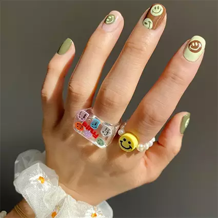 Smiley, mucche e libertà di creatività: 8 idee fantastiche per la manicure di primavera 630_5