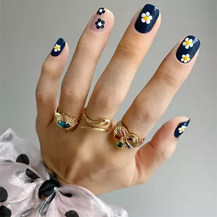 Smiley, mucche e libertà di creatività: 8 idee fantastiche per la manicure di primavera 630_8