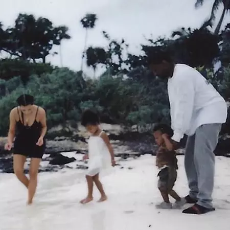 Kim Kardashian y Kanye West con niños