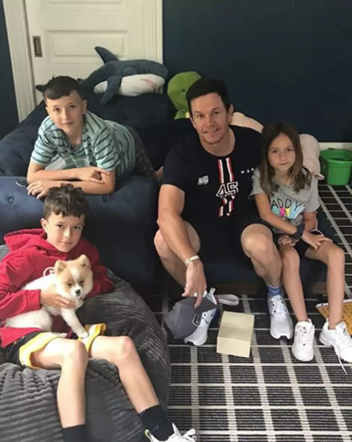 Mark Wahlberg con niños