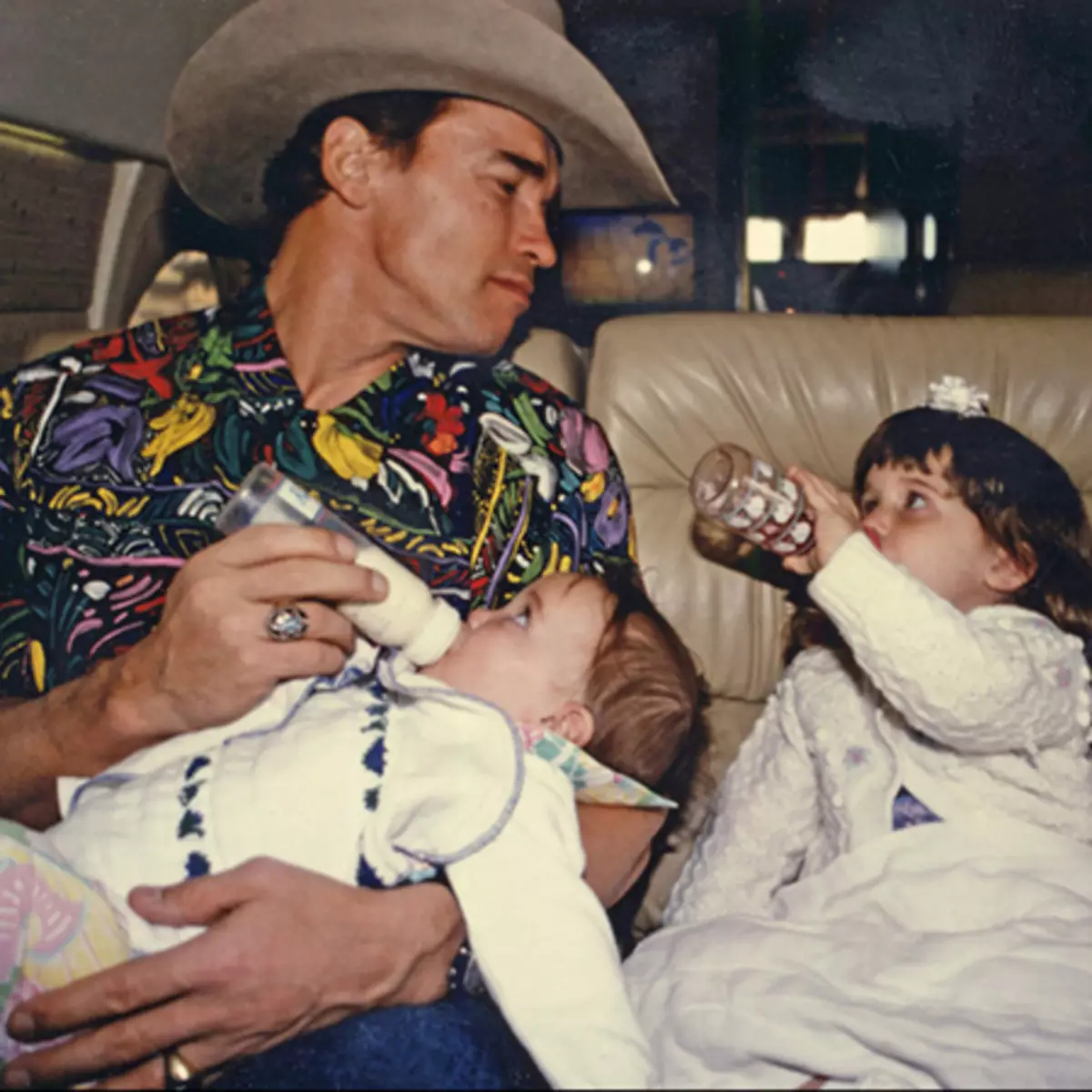 Arnold Schwarzenegger avec des enfants