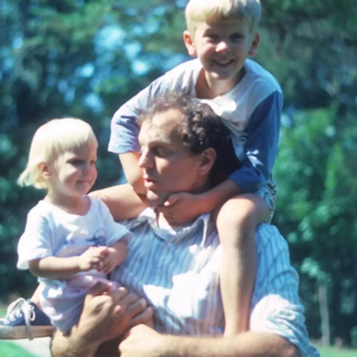 Anna Pharis con su padre y su hermano.