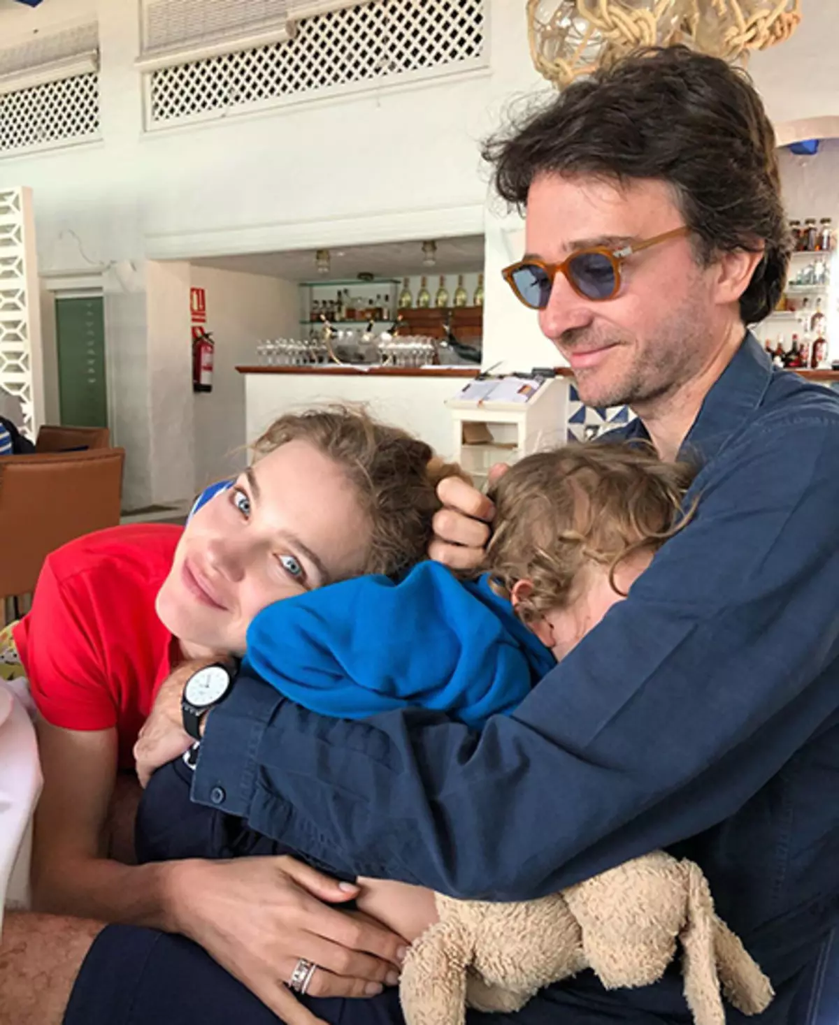 Natalia Vodyanova et Antoine Arno avec des enfants