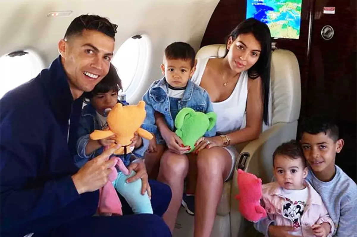 Cristiano Ronaldo e Georgina Rodríguez voaron para descansar con fillos: fotos familiares