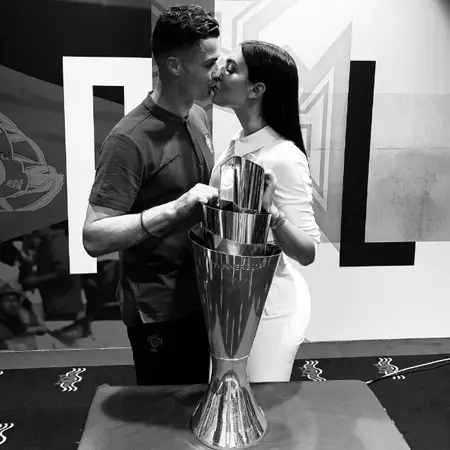 Cristiano Ronaldo na Georgina Rodriguez akaruka kupumzika na watoto: Picha za familia 63963_5