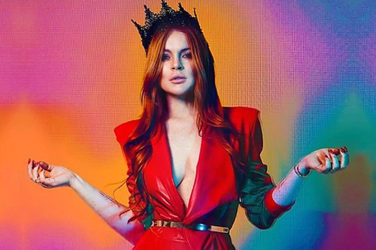 Lindsay Lohan bi zilamek zewicî tê dîtin