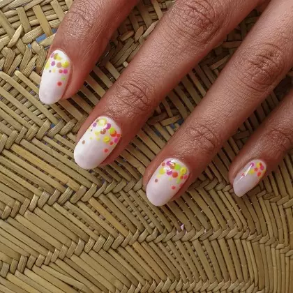 Yini i-manicure yokwenza kuleli hlobo: Imibono engama-23 ye- 