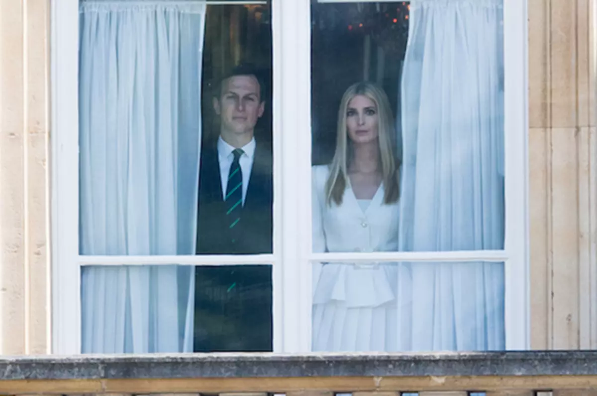 Ang Ivanka Trump ug Jared Kushner gipatik sa bintana sa Buckingham Palace. Ang litrato gitandi sa mga talan-awon gikan sa kalisang sa pelikula