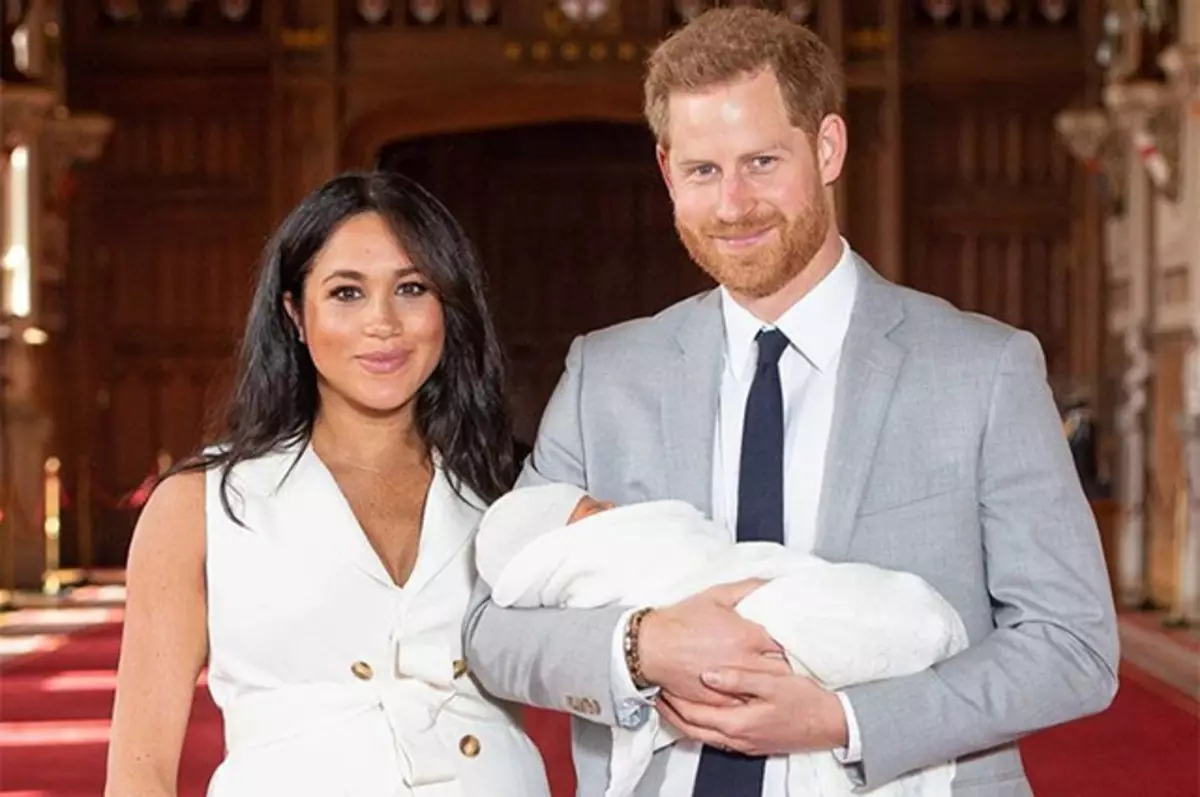 Putera Harry dan Megan Marck menyampaikan gambar rasmi pertama dengan anak lelaki yang baru ini