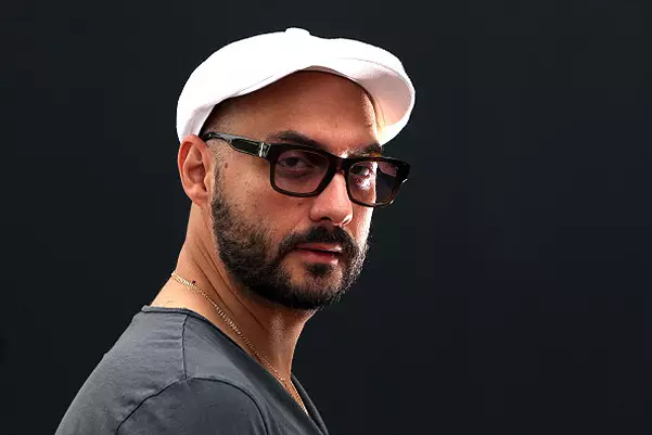 Kirill Serebrennikov rapòte menas nan adrès yo