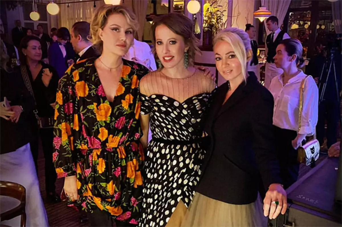 Ksenia Sobchak, Zemfira ve Yana Rudkovskaya, hayırsever bir akşam Renata Litvinova'da