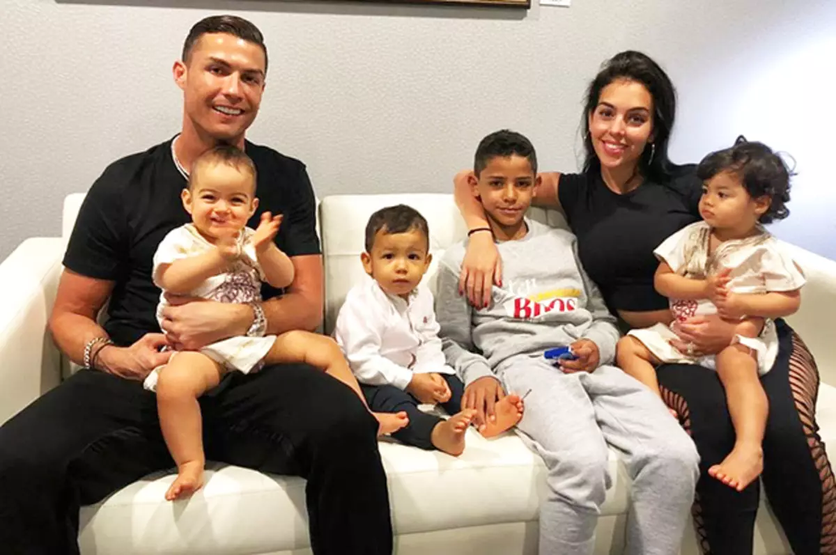 Cristiano Ronaldo dan Georgina Rodriguez dengan anak-anak