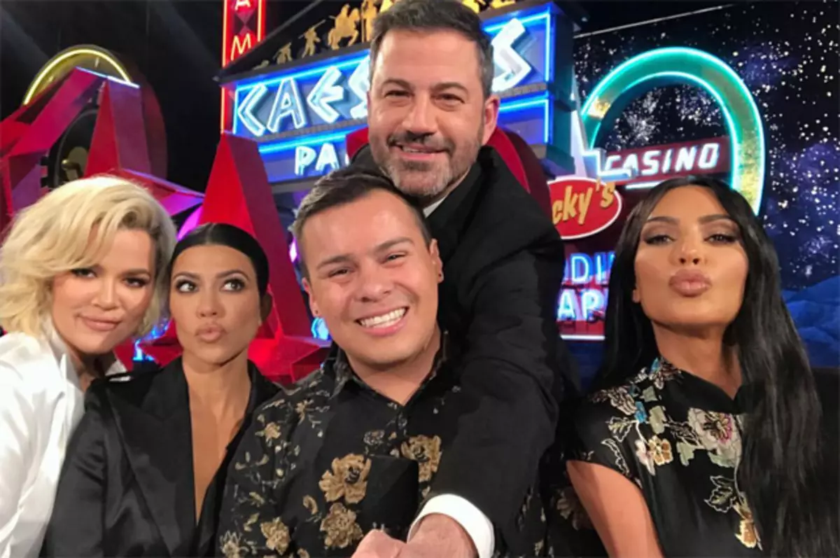 Jimmy Kimmel, Chloe, Courtney og Kim Kardashian með viftu