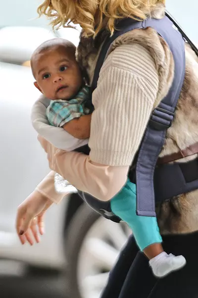 Catherine Heigle dengan putri yang lebih muda Adelaide