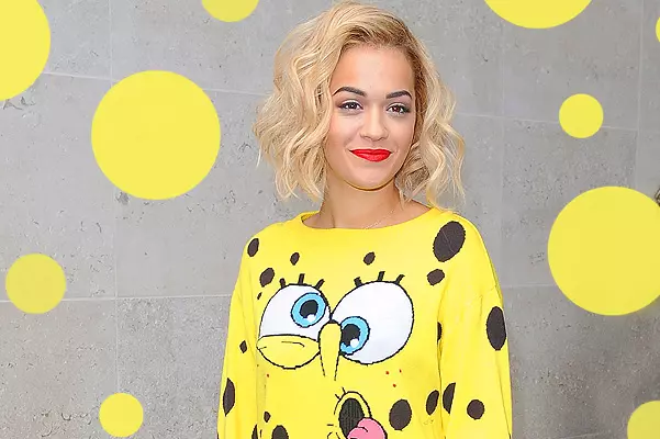 Starrotrend: Rita Ora lan Selebriti Liyane ing Sandhangan kanthi Prints Ironik