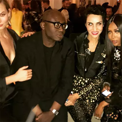 Carlie Kloss, Edward Annfrul e Naomi Campbell com convidado convidado