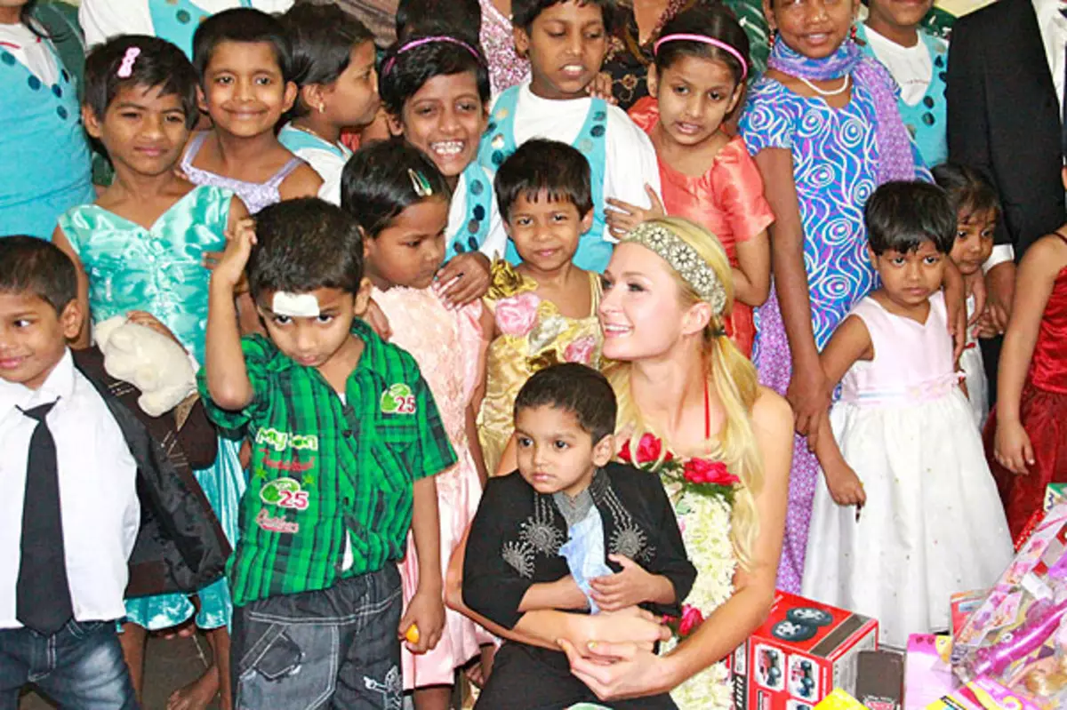 Orphans barna, Bollywood Dansar og fílar: Paris Hilton í Mumbai