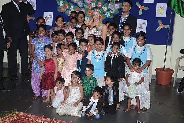 Mga Inolnon sa mga Bata, Mga Danaw sa Bollywood ug Elepante: Paris Hilton sa Mumbai 76876_12