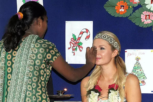 Mga Inolnon sa mga Bata, Mga Danaw sa Bollywood ug Elepante: Paris Hilton sa Mumbai 76876_7