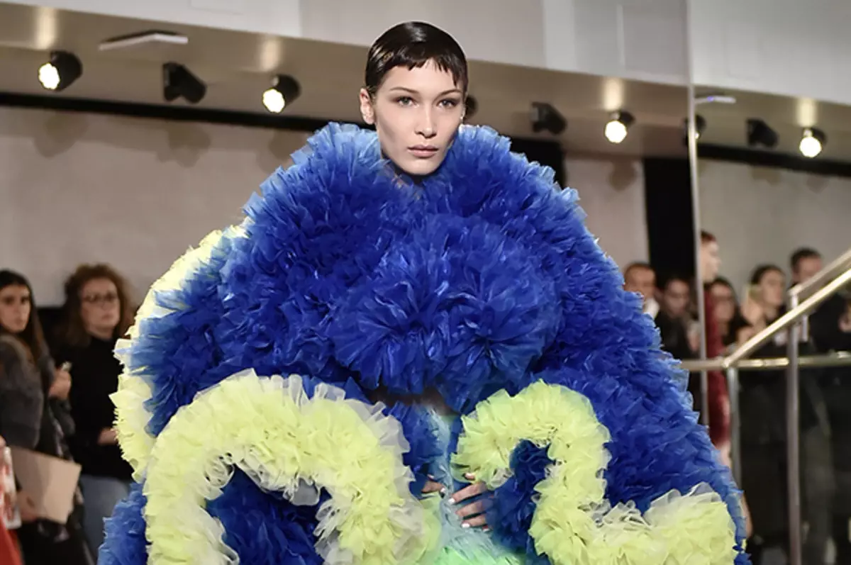 Moda Tydzień w Nowym Jorku: Bella Hadid i Emily Stagovkovski w Tomo Koizumi Sezon Fall / Winter-2019/2020