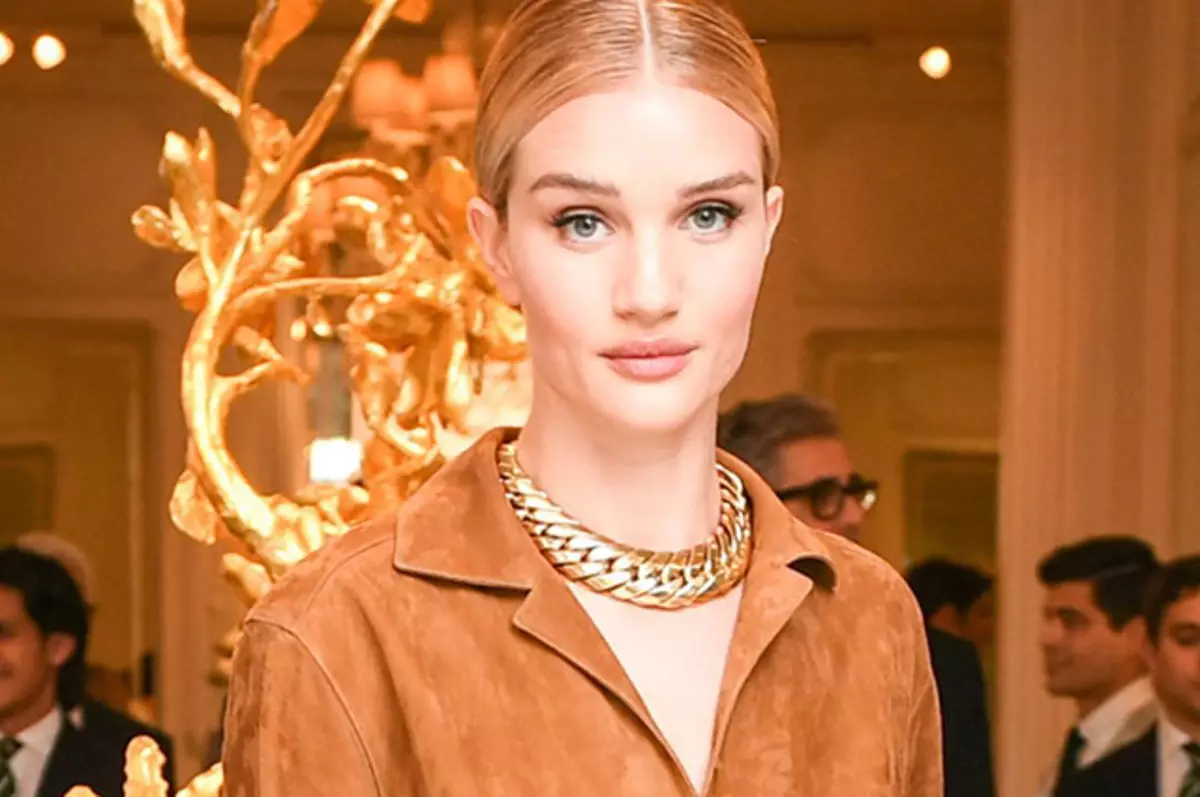 在紐約時裝週：Rosie Huntington-Whiteley，Bella Hadid和其他Ralph Lauren春季/夏天 - 2019年