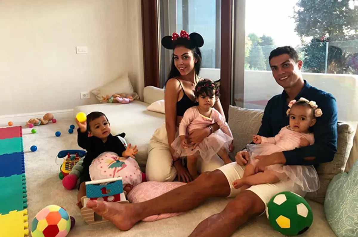 UCristiano Ronaldo wagubha usuku lokuzalwa kwakhe noGeorgina Rodriguez nezingane