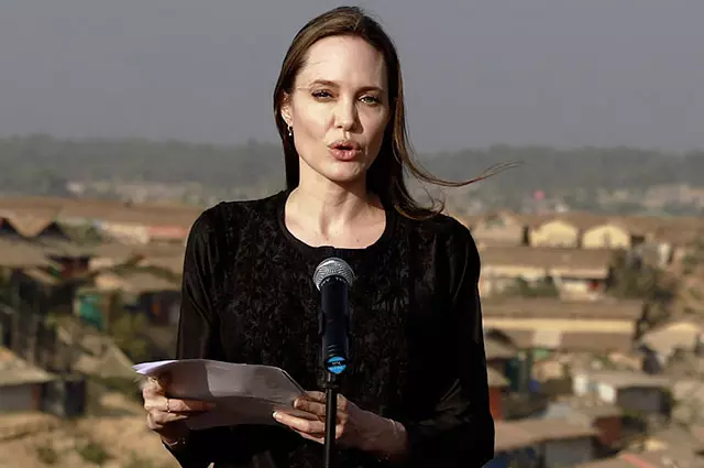 Angelina Jolie flugis al Bangladeŝo kun humanitara misio