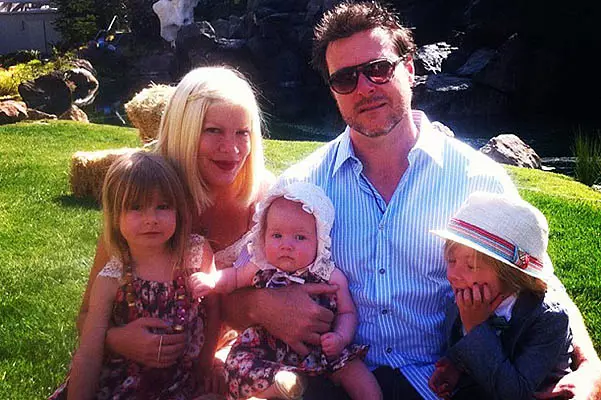 Tori Staving og Dean McDermott med barn