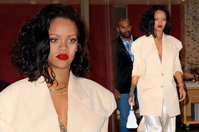 Rihanna yn in seide jurk lutsen op Rainy New York