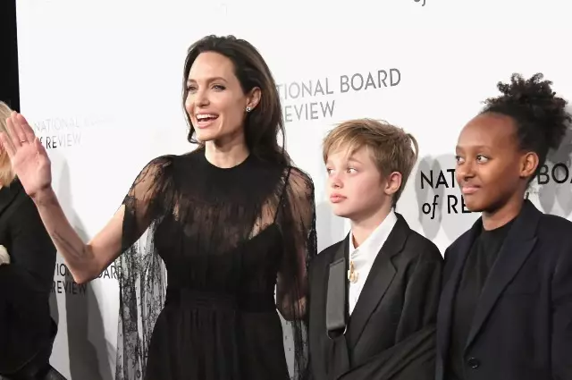 Angelina Jolie jeung putra Nokson sarta putri Zakhar