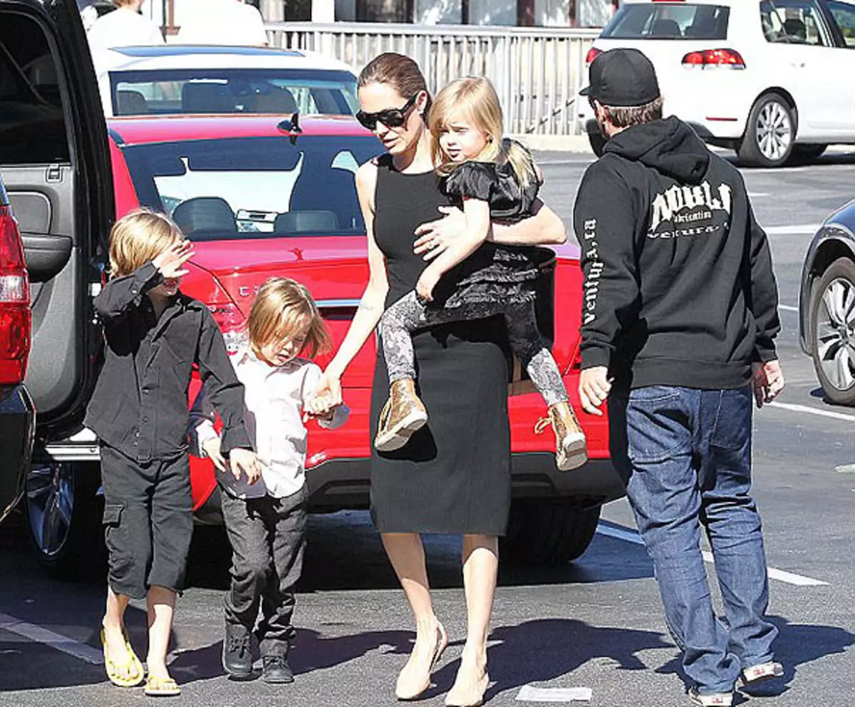 Angelina Jolie hamwe nabana barimo kwitegura Halloween