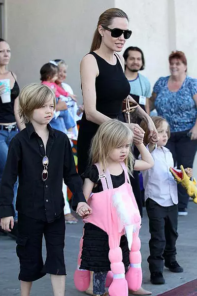 Angelina Jolie hamwe nabana barimo kwitegura Halloween