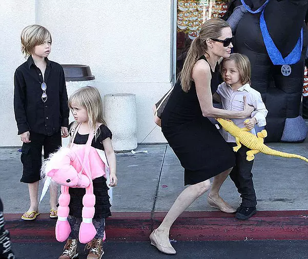 Angelina Jolie hamwe nabana barimo kwitegura Halloween