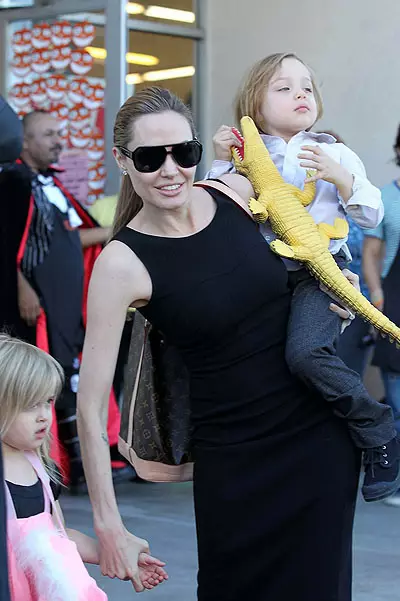 Angelina Jolie hamwe nabana barimo kwitegura Halloween