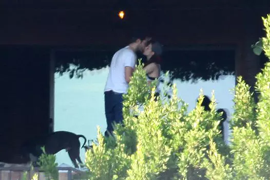 Robert Pattinson visitando Kristen Stewart: Kisses and Hugs Couple