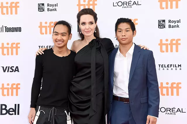 Angelina Jolie กับ Sons Maddox และ Pax