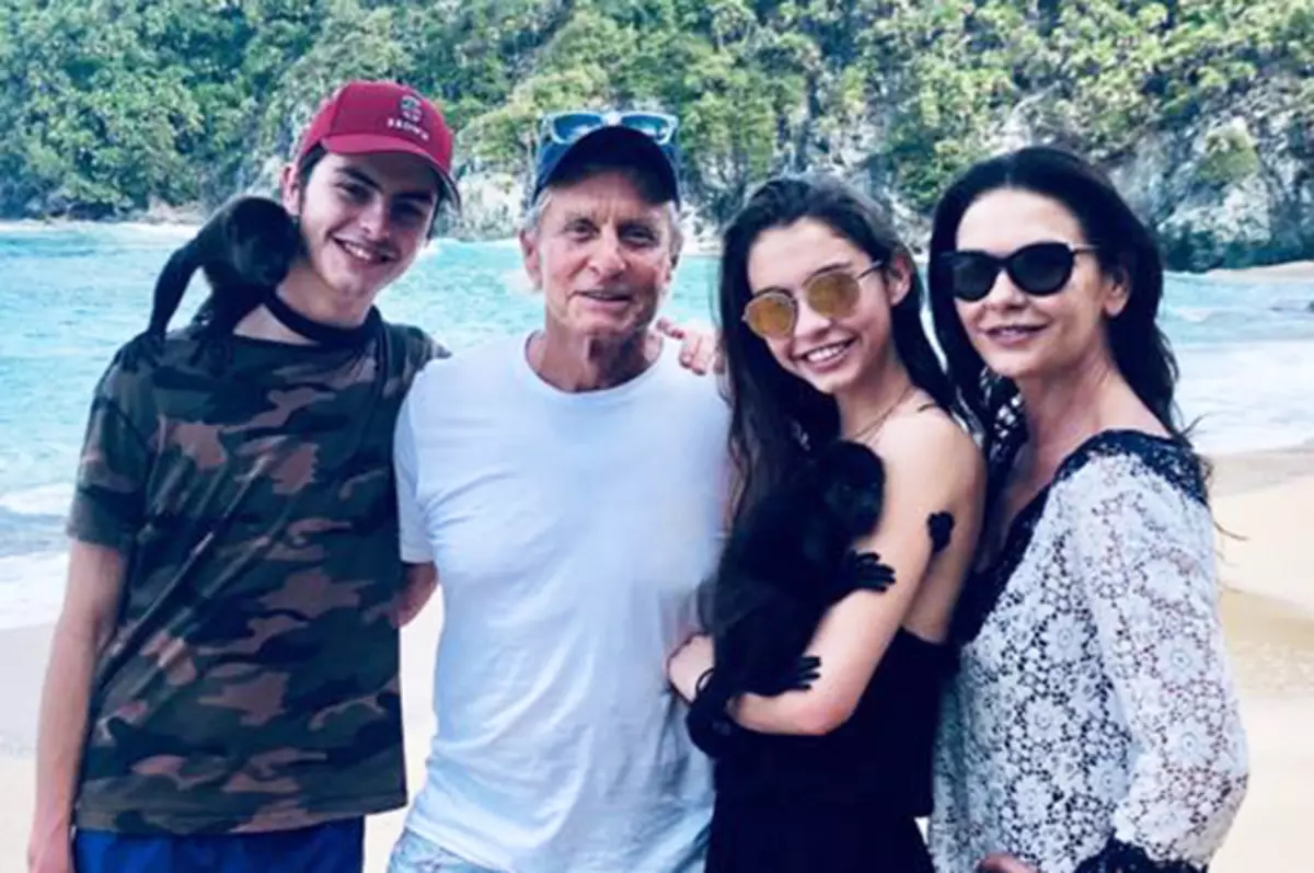 Catherine Zeta-Jones y Michael Douglas con niños se relajan en las islas en el Mar Caribe