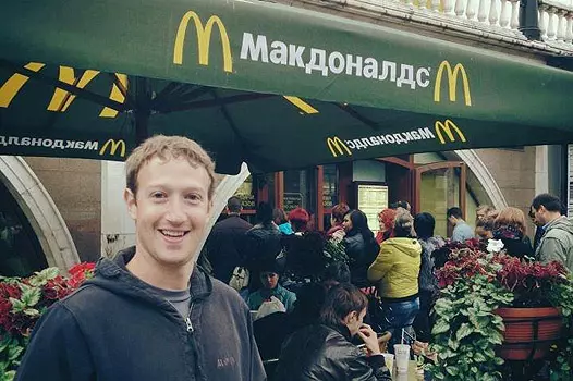 Fast Food and Red Square: Adventure Brand Zuckerberg yn Ruslân